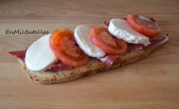 Tostadas de jamón, tomate y mozzarella - En Mil Batallas