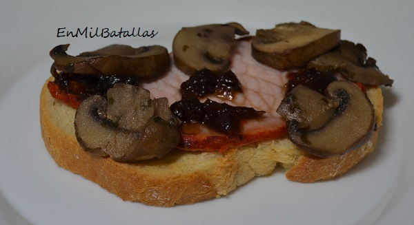 Tostadas de lomo adobado con champiñones portobello - En Mil Batallas
